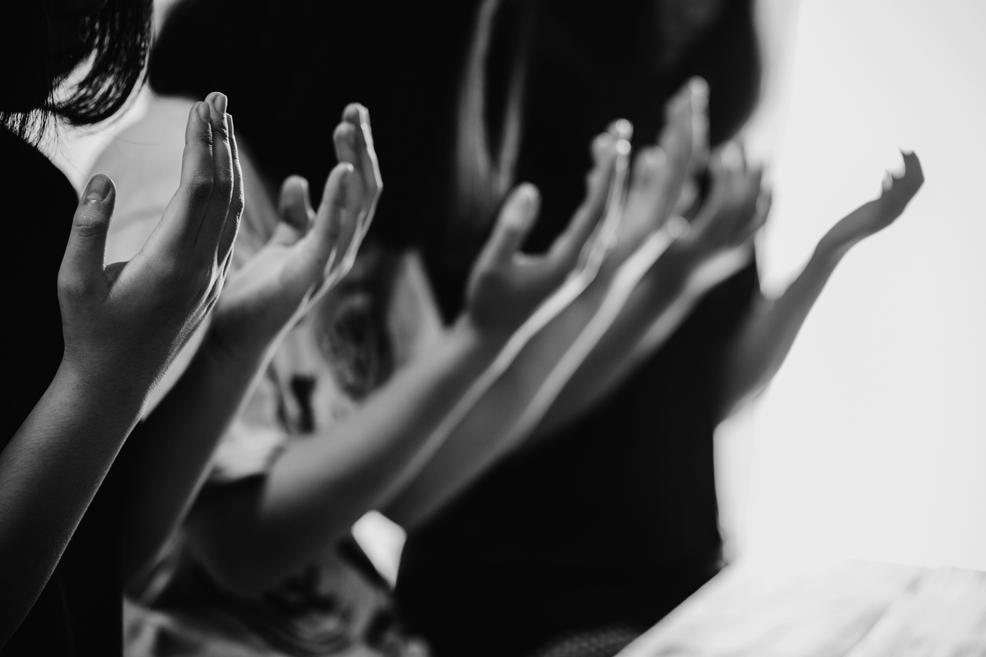 Orando com base em valores eternos - Rede Comuna